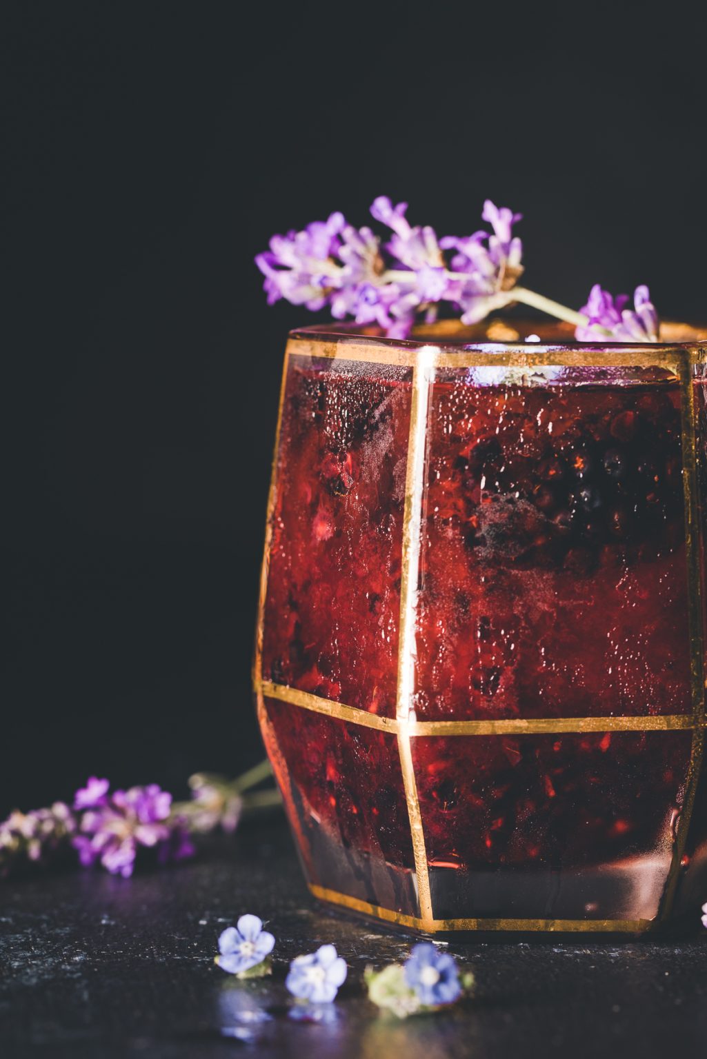 How to Make a Bramble Cocktail - Pretty Domesticated
