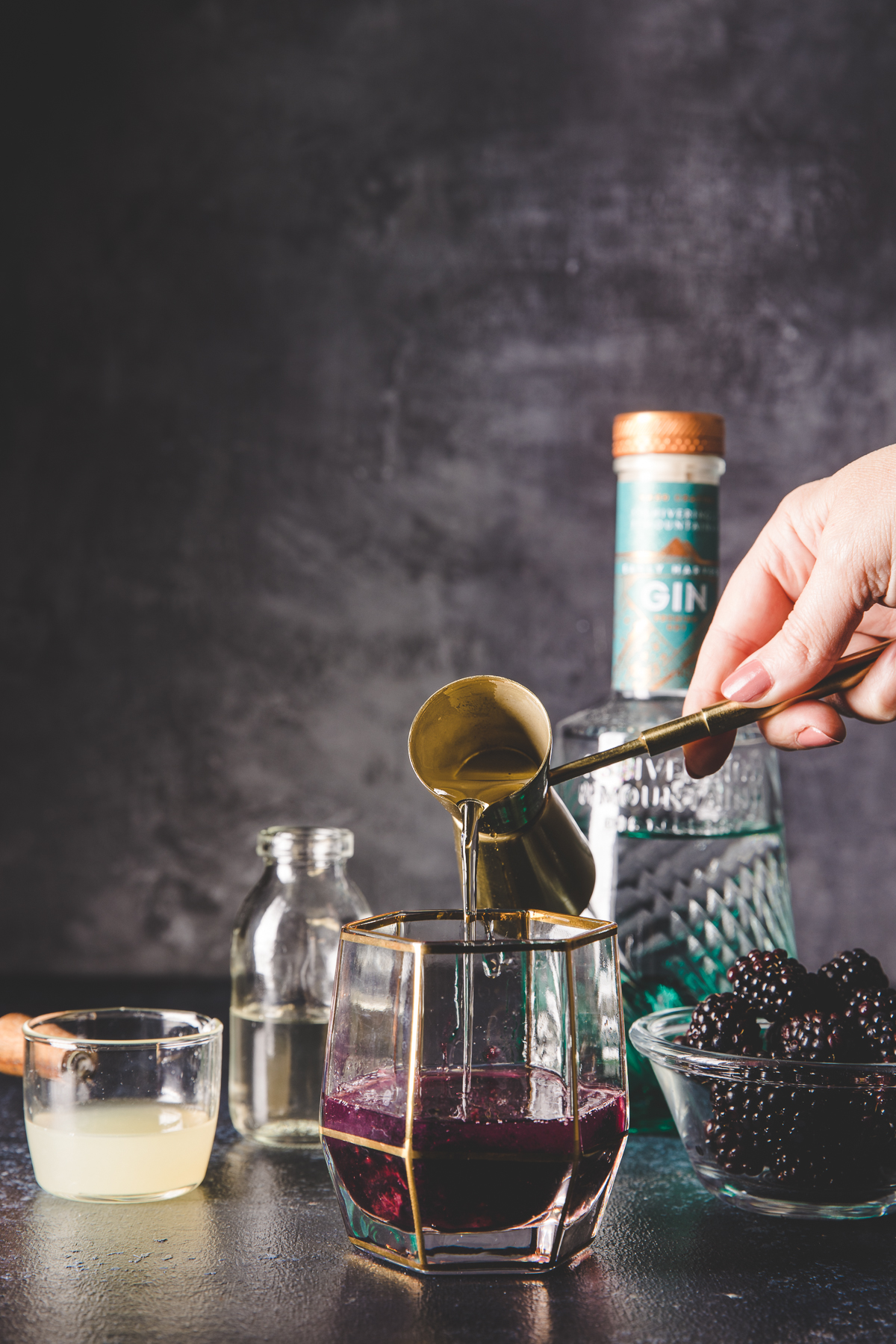 How to Make a Bramble Cocktail - Pretty Domesticated