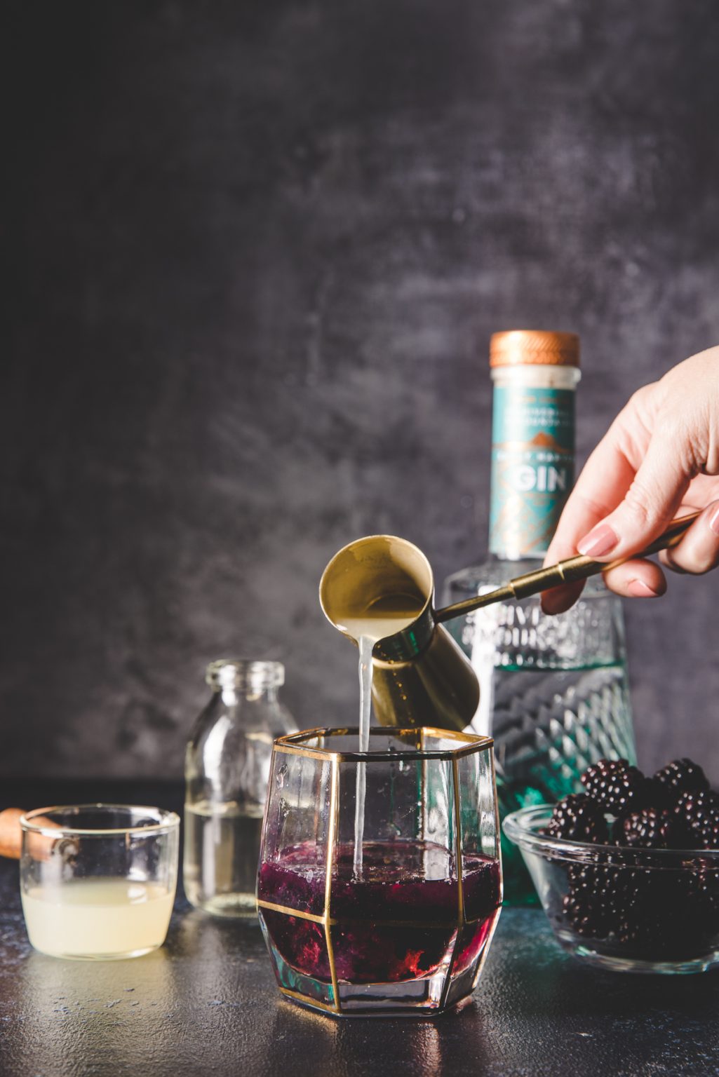 How to Make a Bramble Cocktail - Pretty Domesticated